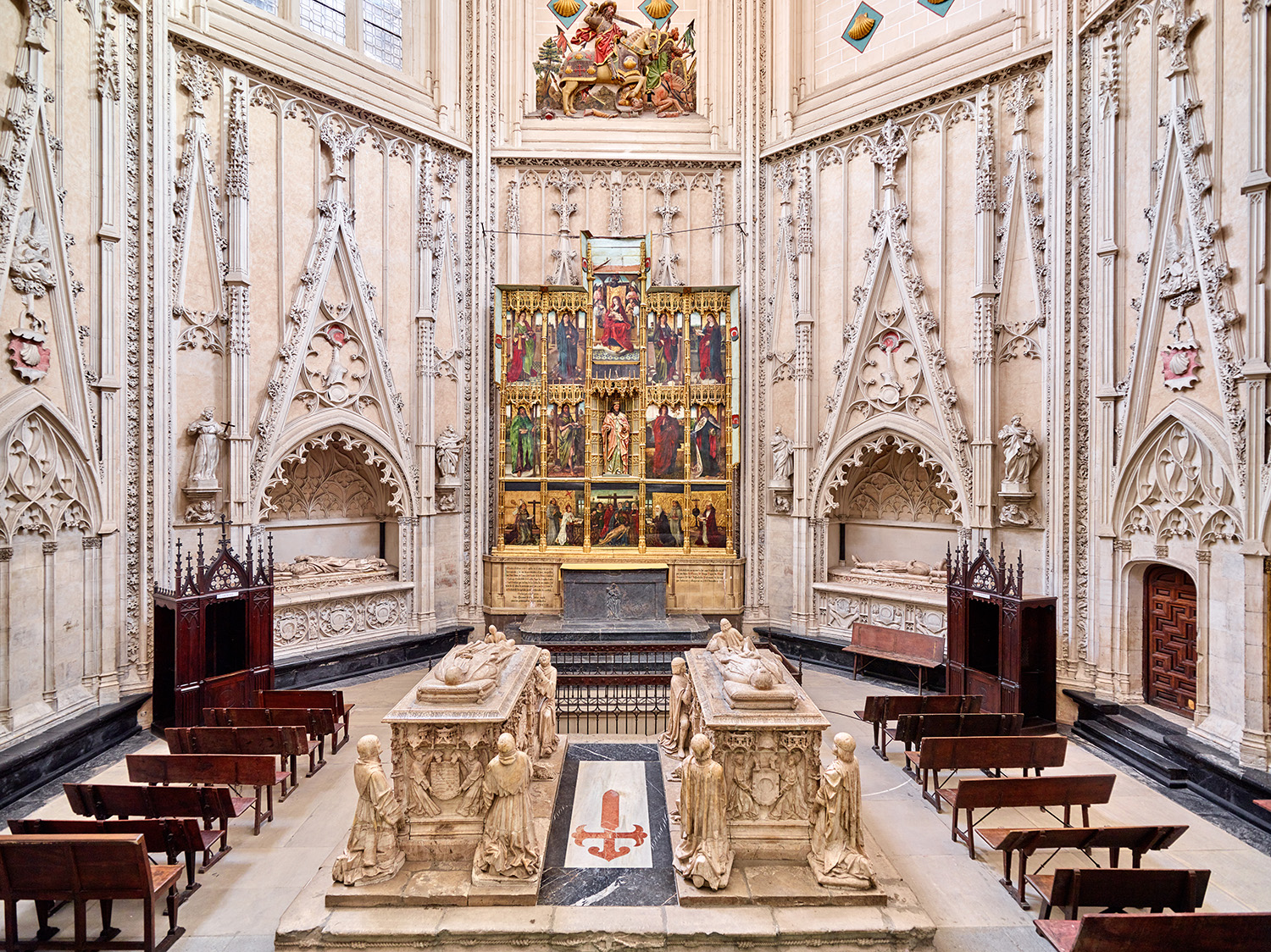 La Capilla Funeraria Hispana en 1400: Descubre la Historia con Yarza Luaces