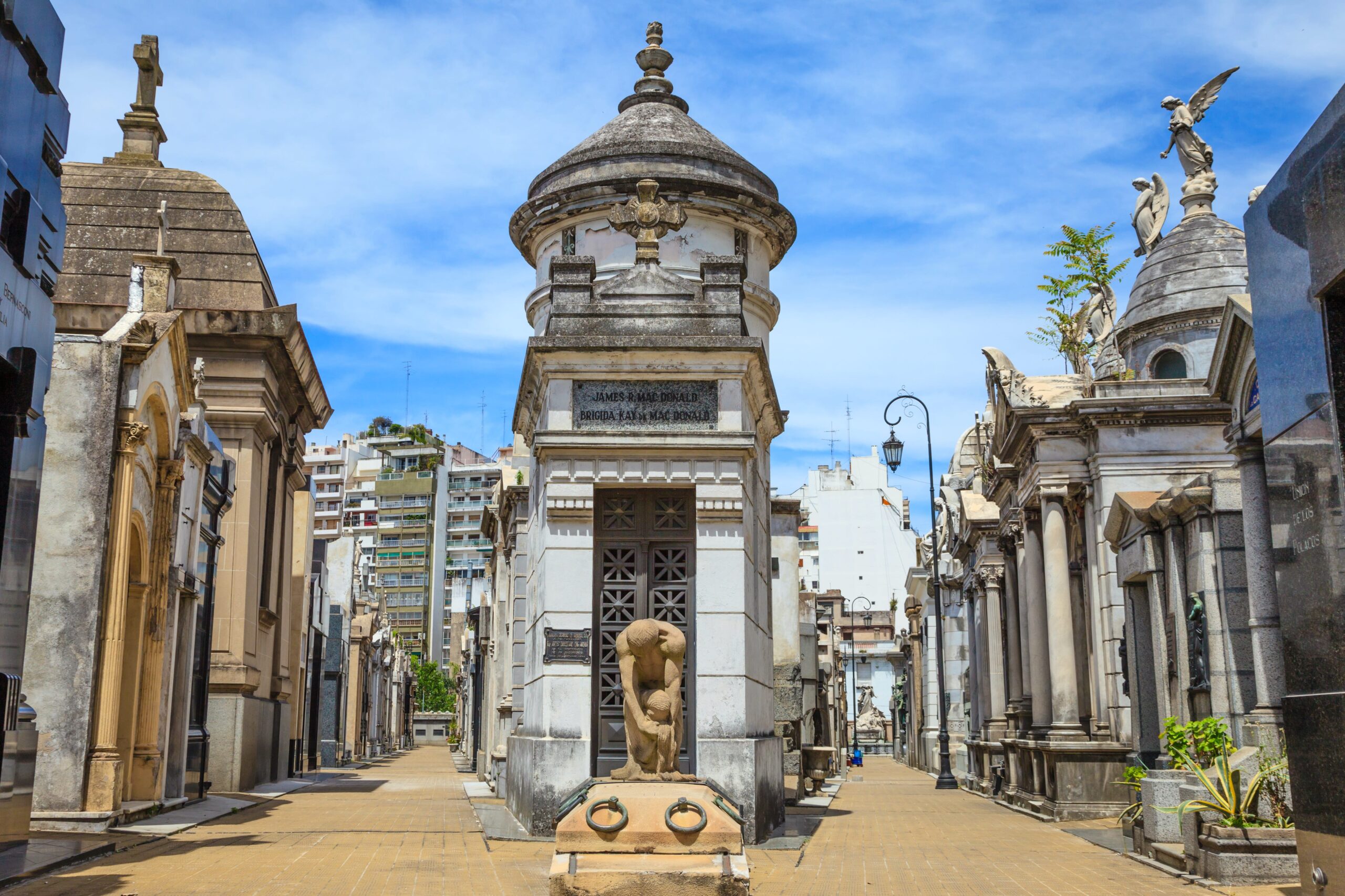 Descubre el cementerio más emblemático de Buenos Aires - Guía completa