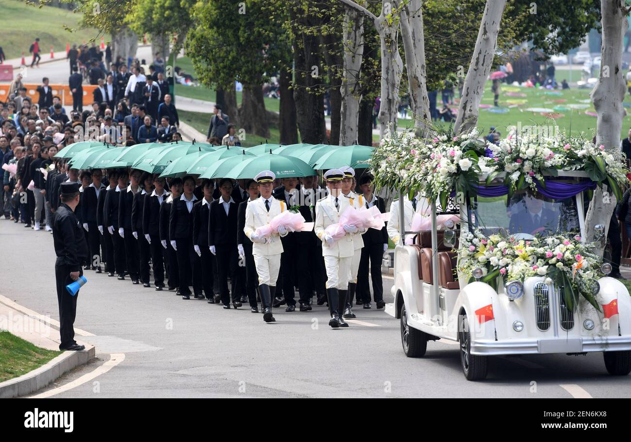Guía completa para enterrar a un ser querido en el cementerio: paso a ...