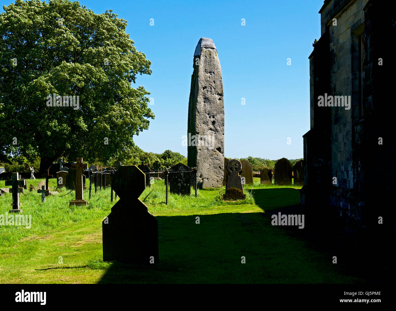 Descubre la historia del misterioso monolito del cementerio de Almoradiel